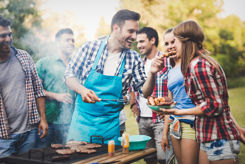 How to Minimize the Mess During Your Backyard Barbecues - 2 Green Chicks